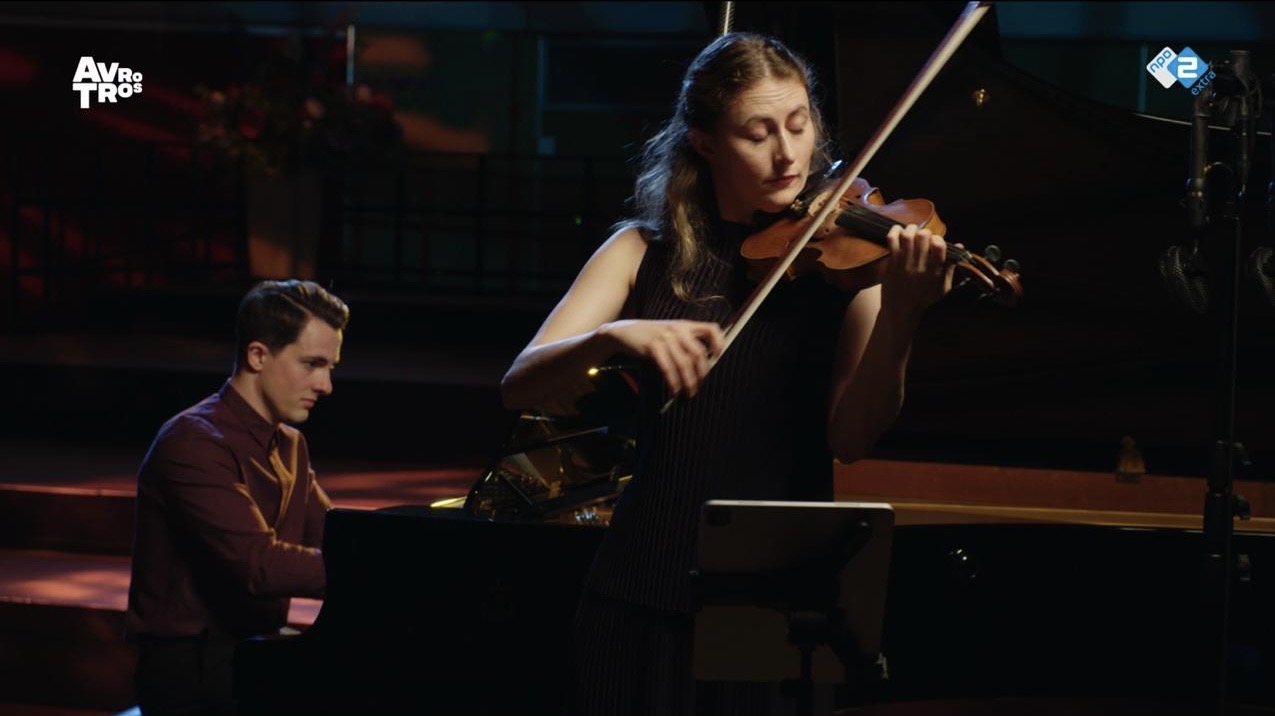 Emma Roijackers en Florian Verweij spelen de Mars uit De liefde voor ...